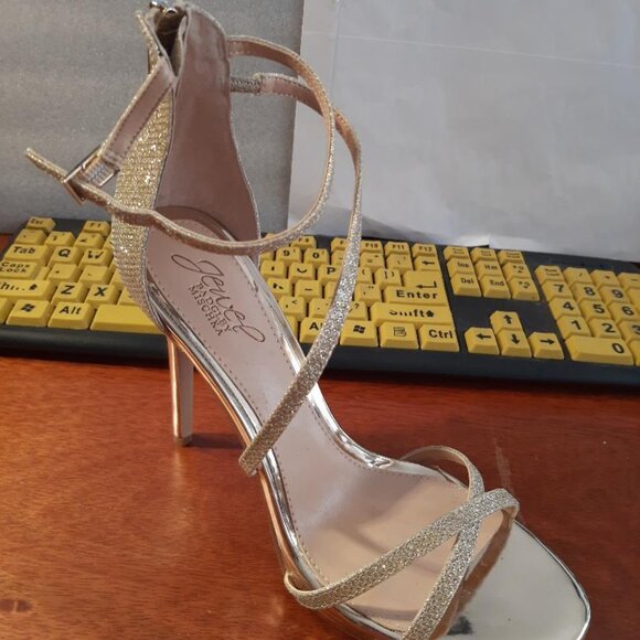 Jewel Badgley Mischka | Shoes | New Jewel Badgley Mischka Galen ...